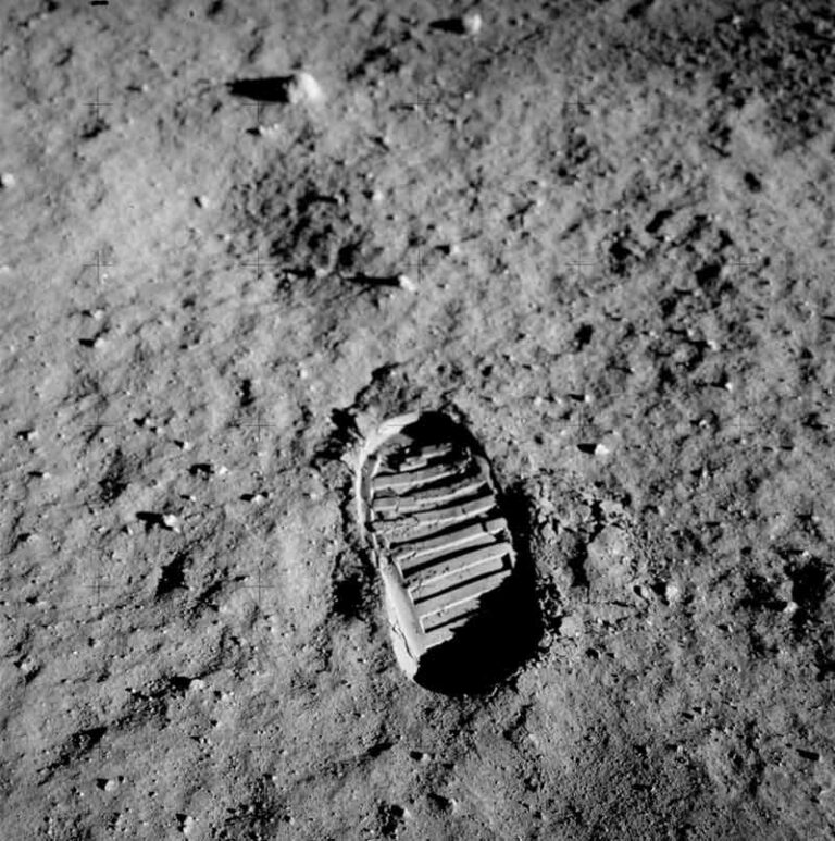59 Facts about the Apollo 11 Rocket Mission to the Moon - INVENTgen